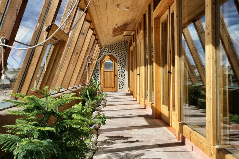 Earthship Biotecture: Self-sufficient and Sustainable Architecture for ...