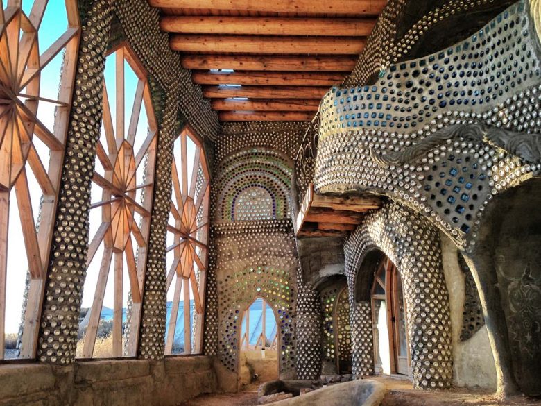 Earthship Biotecture: Self-sufficient and Sustainable Architecture for ...