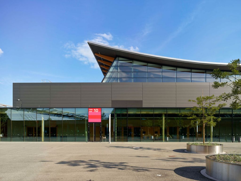 Trade Fair Hall 10: A Curved Character – urbanNext
