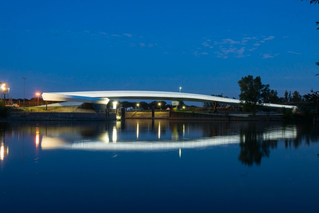 Ölhafen Bridge: An Elegant Curved Structure – urbanNext