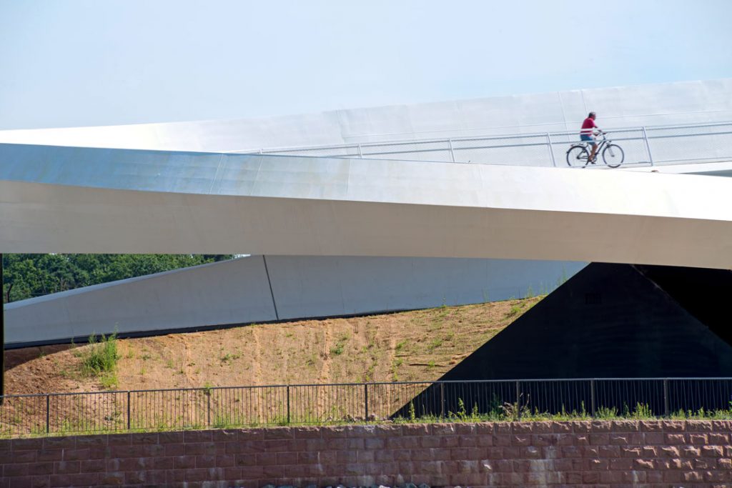 Ölhafen Bridge: An Elegant Curved Structure – urbanNext